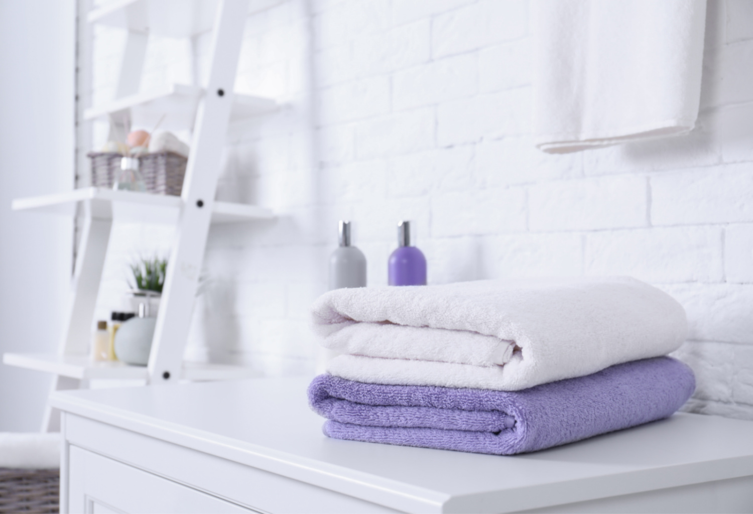 How to Fix a Cluttered Bathroom - Declutter in Minutes