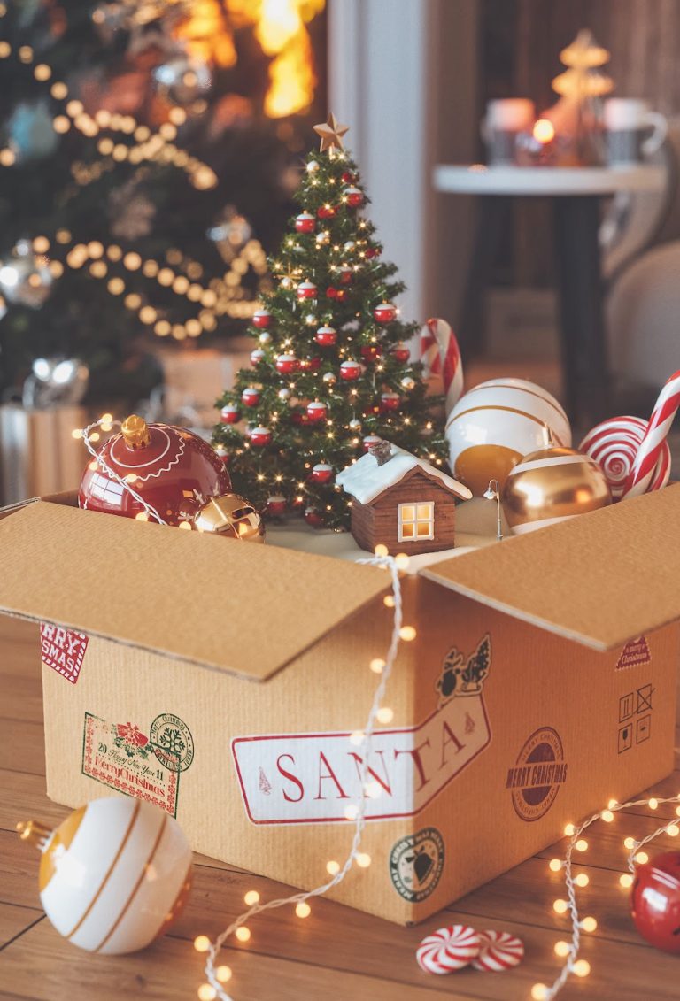 How to Declutter Your Holiday Decorations - Declutter in Minutes