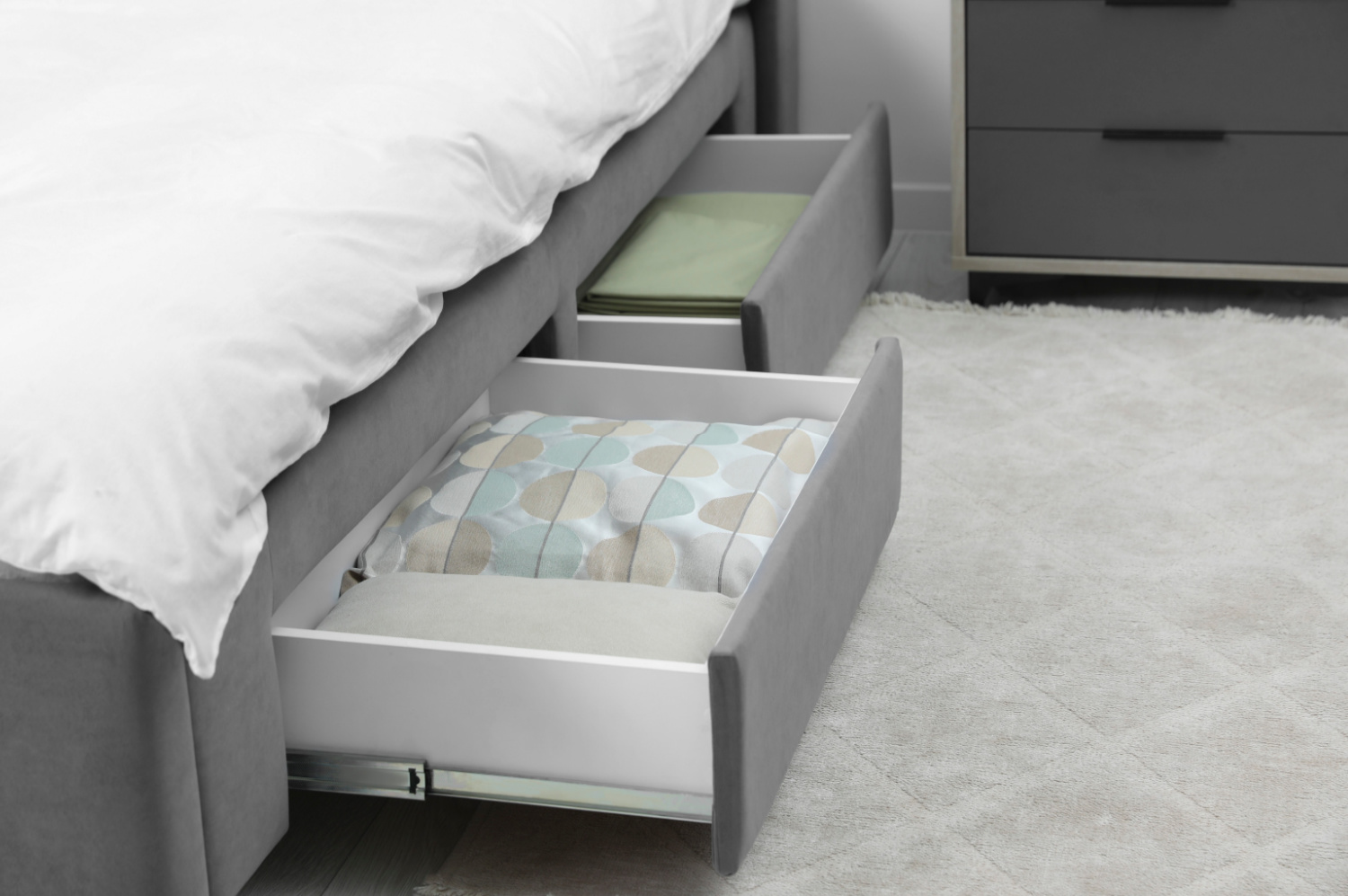 Messy Under-Bed: Transform Chaos into Order - Declutter in Minutes